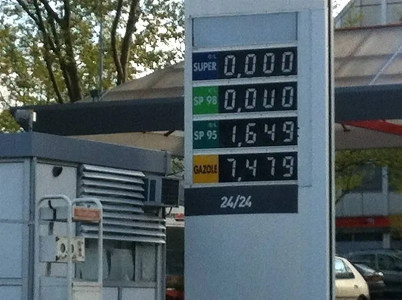 Le litre de gazole à 7,479 € à la station essence Intermarché de ...