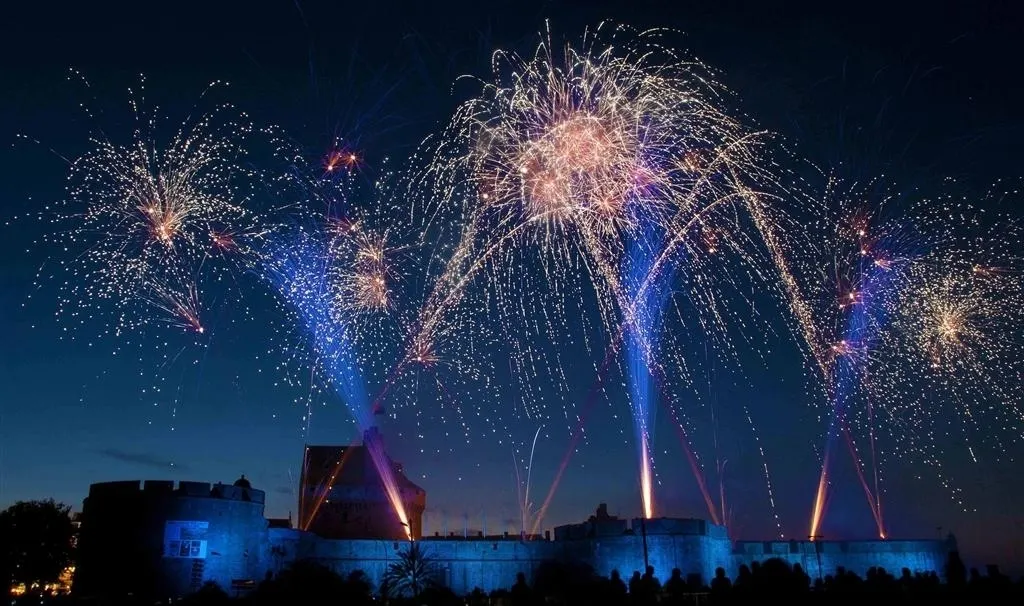 Vos plus belles photos de feux d’artifice - Fougères.maville.com