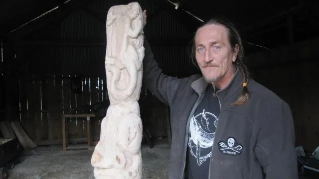 Art à Port-Launay : Eric Ciré sculpte à la polynésienne - Quimper ...