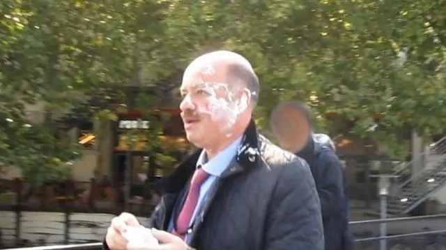 Les Géopolitiques de Nantes : Alain Bauer entarté ! - Nantes.maville.com