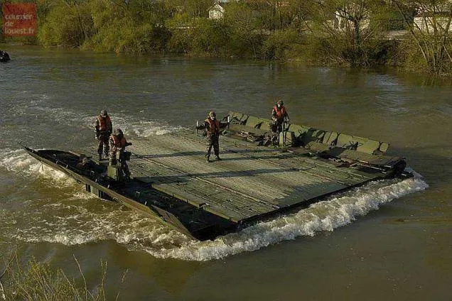 Angers. Tous les ponts flottants de l'Armée de terre regroupés au 6e ...