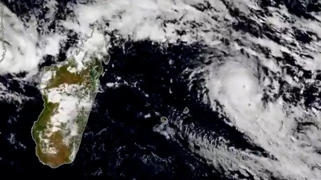 Rétrogradé, le cyclone Berguitta se rapproche de l’île Maurice et de La ...
