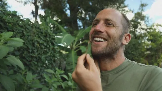 Envoyé spécial s’intéresse à Rob Greenfield, activiste environnemental ...
