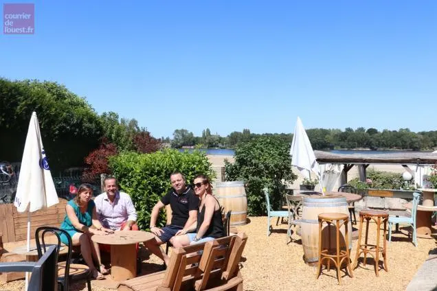 Chênehutte. La Carahutta a sa terrasse paisible en bord de Loire ...