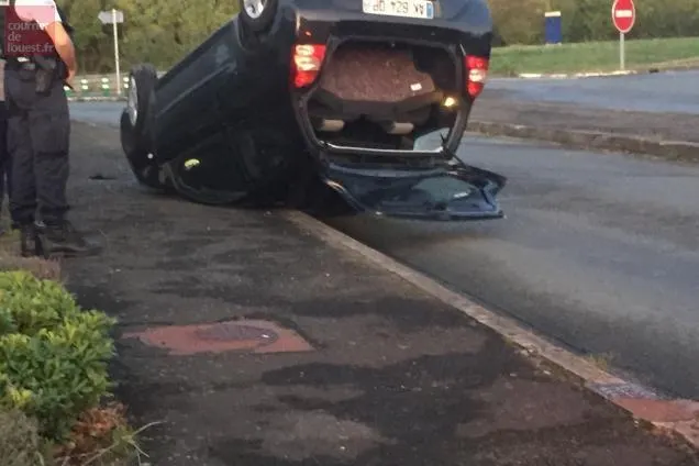 Saint-Barthélemy-d’Anjou. Une voiture sur le toit dans une bretelle de ...