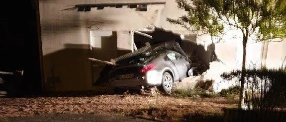 Châteaubriant. La voiture s’encastre dans le mur d’une maison : deux ...