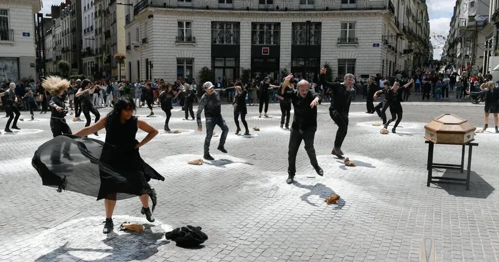 Post-Covid à Nantes. Les artistes réveillent la place Royale - Nantes ...