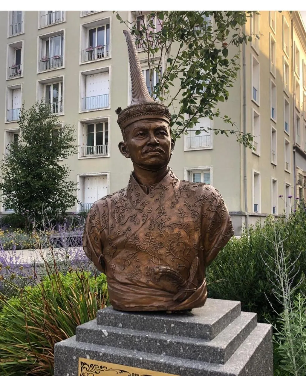 EN IMAGES. À Brest, la statue volée retrouve son socle dans la nuit ...