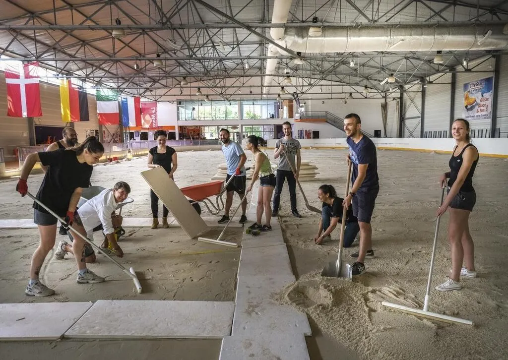 Le Mans. La patinoire CityGlace déplace des tonnes de sable avant sa ...