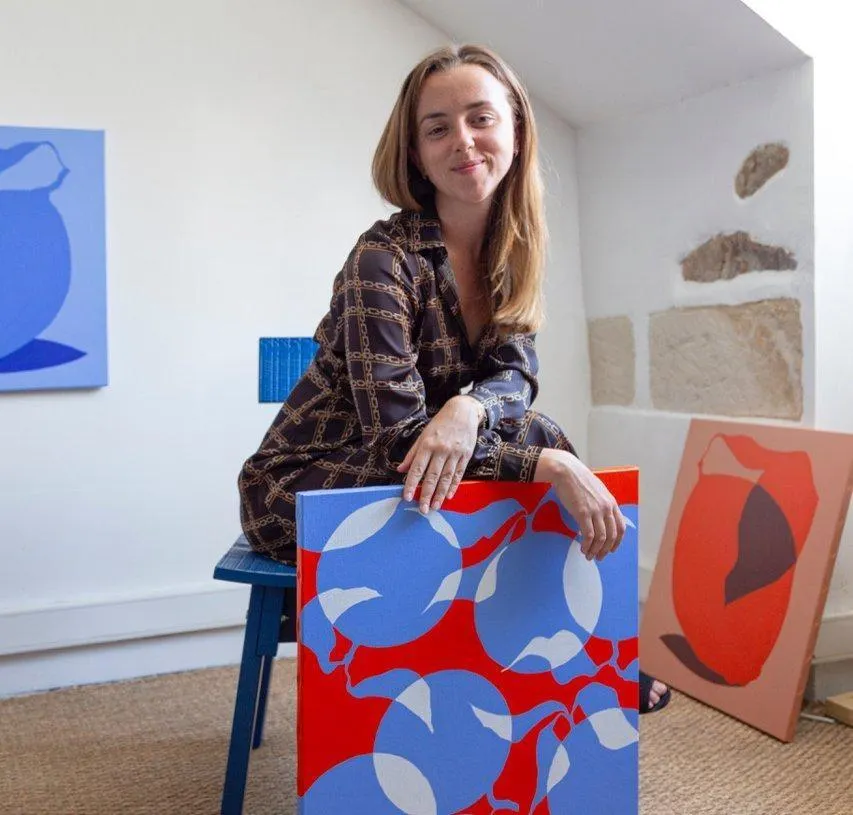 Pornic. Camille Mayolle expose son art bleu comme une orange - Nantes ...