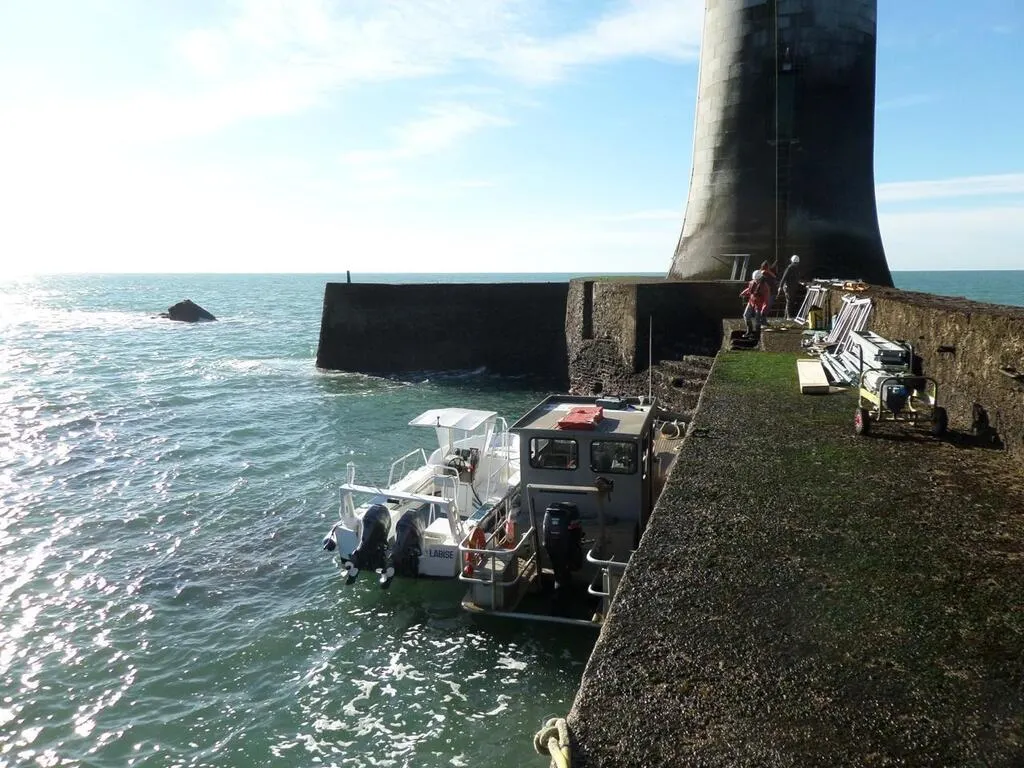 EN IMAGES. Le phare des Barges, au large des Sables, un « enfer » à ...