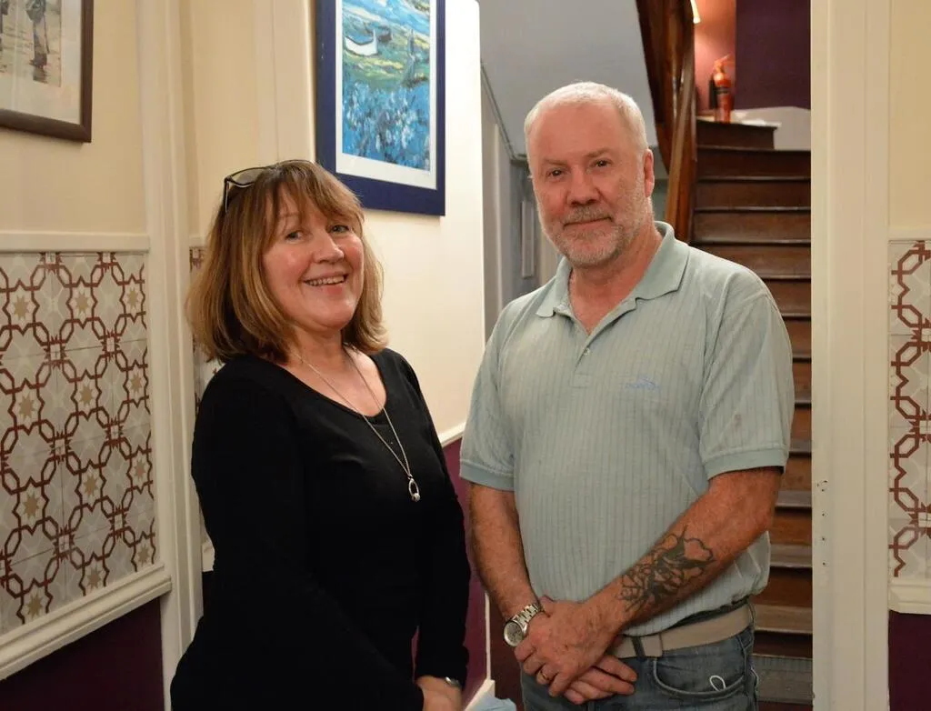 Confinés dans leurs chambres d’hôtes à Châteaulin, Richard et Ella Cole ...