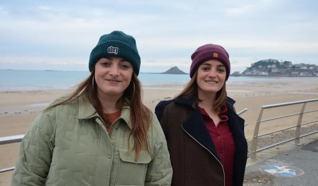 Bretagne. Les jumelles ont créé l’affiche du Tour de France - Quimper ...