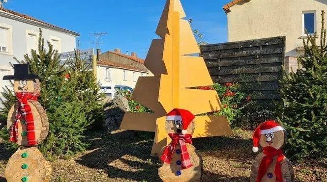 La Chaize-le-Vicomte. Qui fait disparaître les décos de Noël ? - La ...