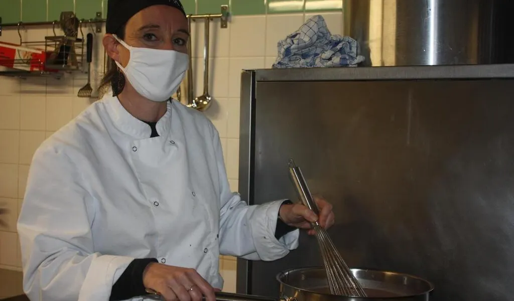 La Bazouge-de-Chéméré. Amanda Lepage est à la fois en cuisine et au ...