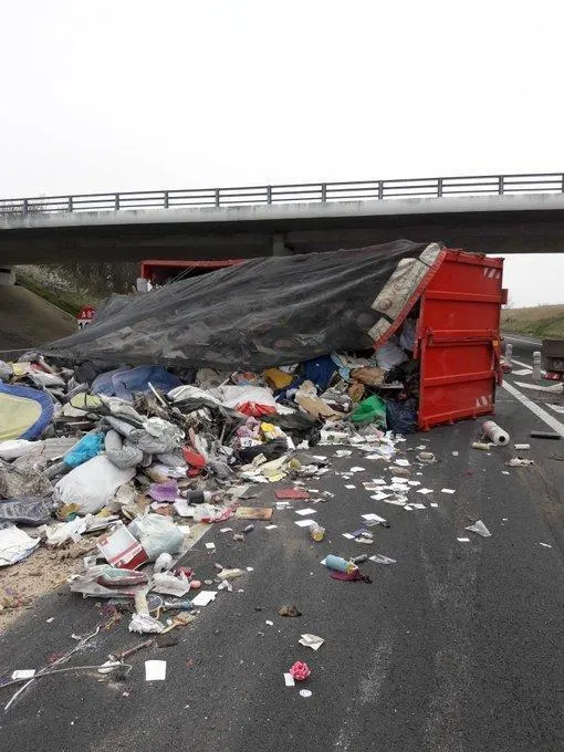 Un camion se renverse sur l’autoroute A83 en Vendée, l’axe Nantes-Niort ...