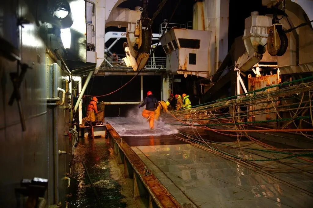 Deux mois à bord du plus grand chalutier français, à la poursuite du ...