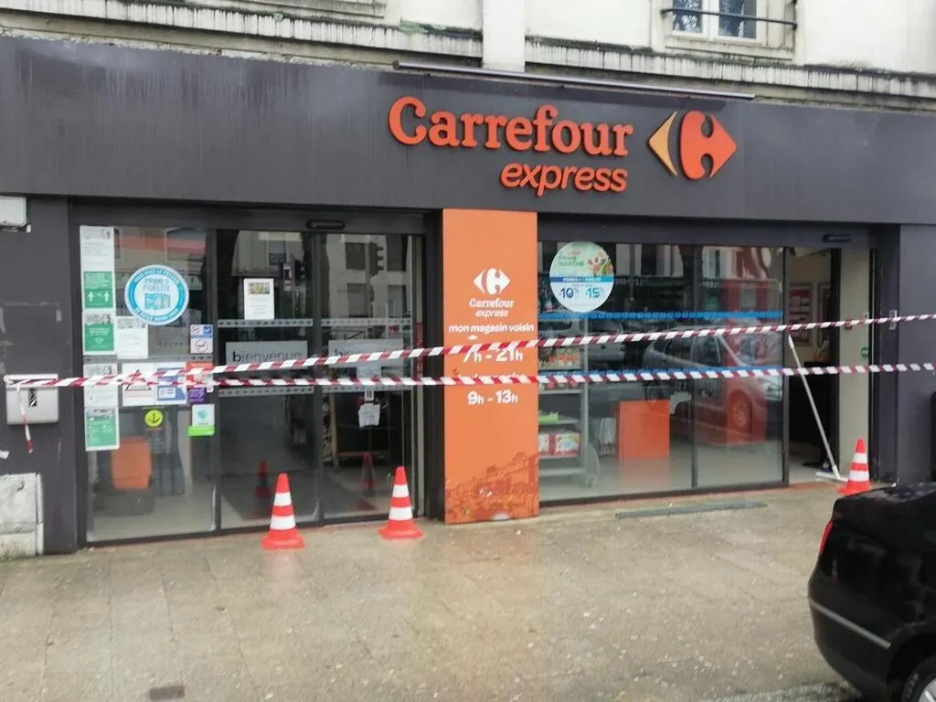 Laval. Le Carrefour express victime d’une inondation, le magasin fermé ...