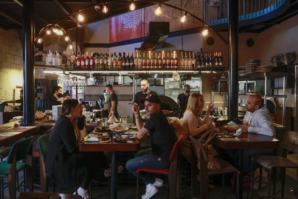 « On s’en est sortis ! » : vaccinés, les habitants d’Israël reprennent ...