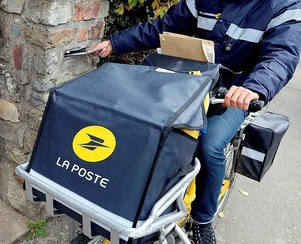 Des postiers manifestent pour défendre l’emploi et leurs conditions de ...