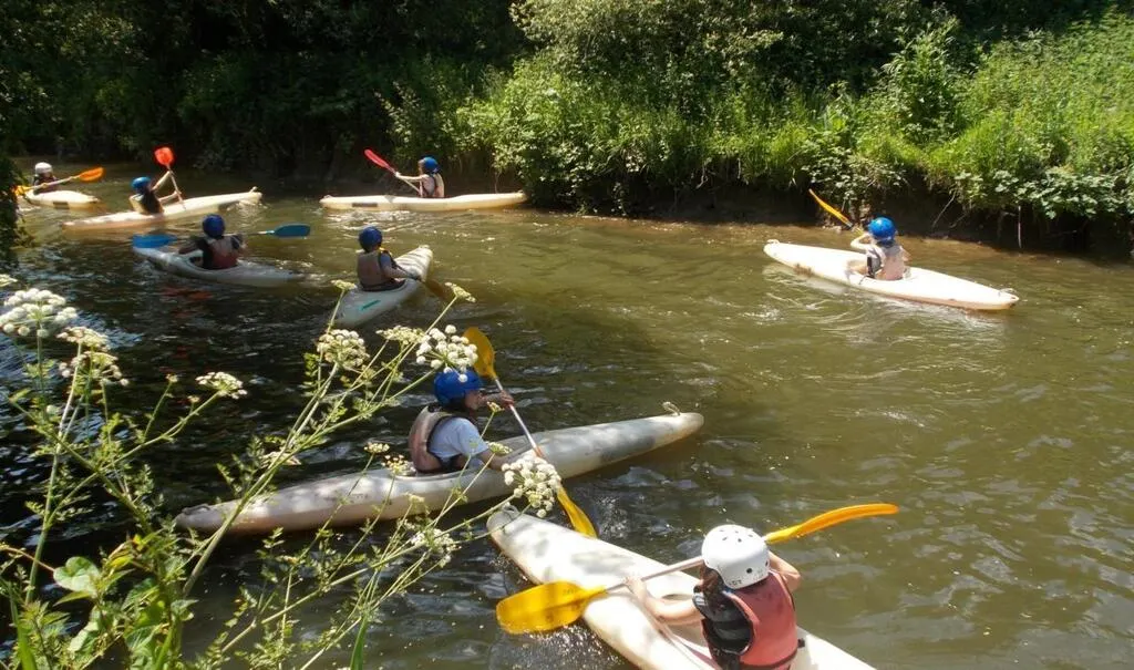 La Roche-Jaudy. Les cours moyens découvrent l’activité kayak - Guingamp ...