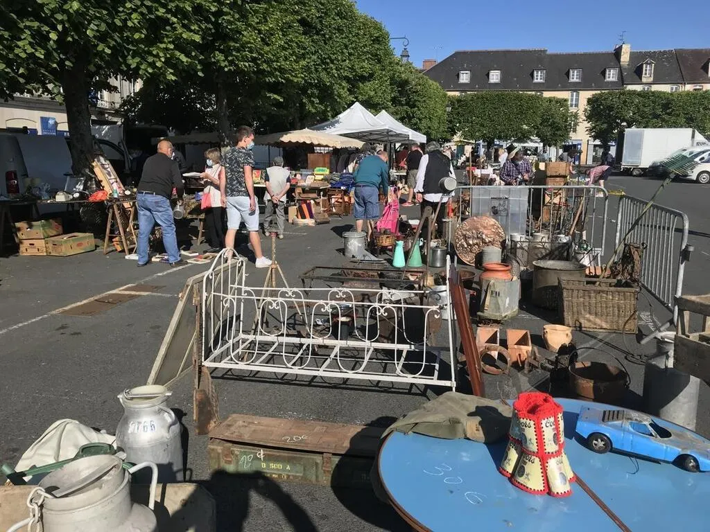 À Bayeux, le premier marché aux puces 2021 réunit une quarantaine d’exposants - Caen.maville.com