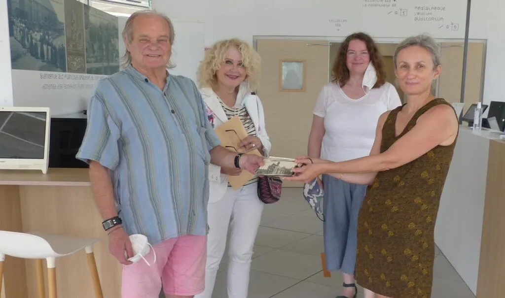 Baud. Un don de cartes postales au Carton voyageur - Lorient.maville.com