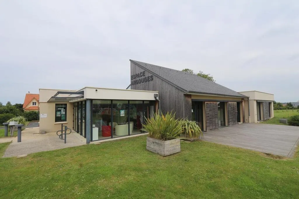 Bayeux Caen - Terrasse animée pendant l’été à l’Espace Argouges de Bayeux - Caen.maville.com