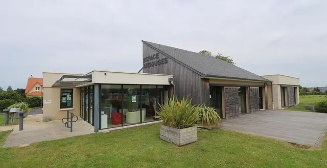 Bayeux Caen - Terrasse animée pendant l’été à l’Espace Argouges de Bayeux - Caen.maville.com