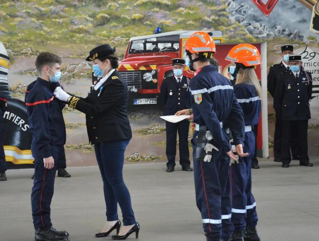 Châteaulin. Le commandant Gilbert Gire part à la retraite - Brest ...