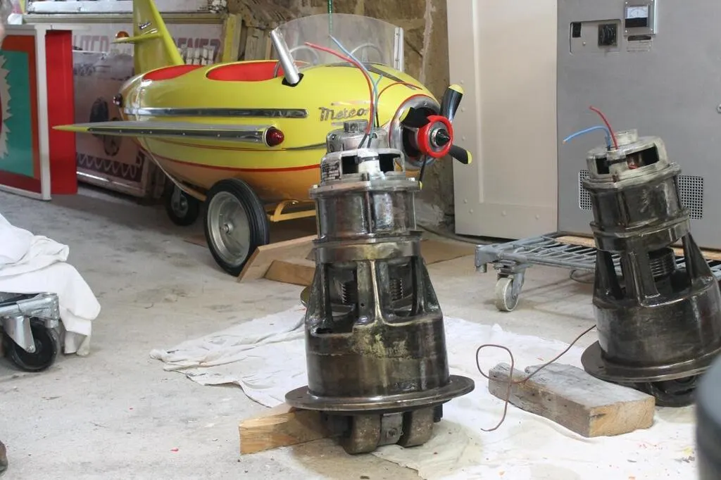 EN IMAGES. Lomik Savina restaure des autos-tamponneuses d’antan, dans ...