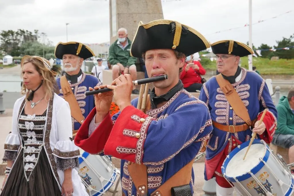 EN VIDEO. Plus de 500 personnes au Grand tintamarre 2021 à Courseulles ...
