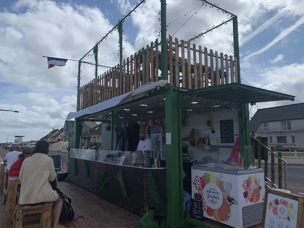 A Asnelles, un conteneur face à la mer transformé en bar - Caen.maville.com