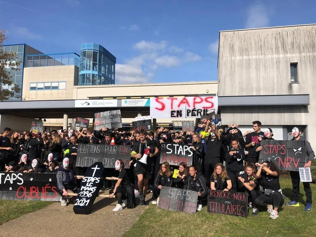 VIDEO. En grève, 300 étudiants de la filière Staps du Mans font ...