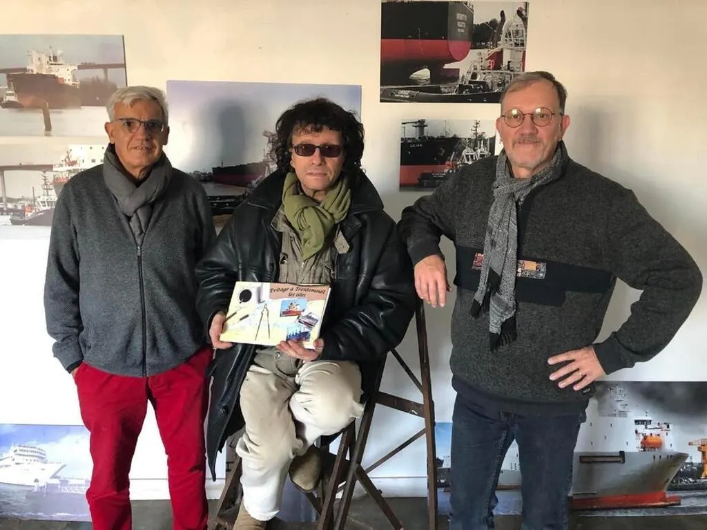 Nantes. Un livre sur les bateaux qui évitent devant Trentemoult ...