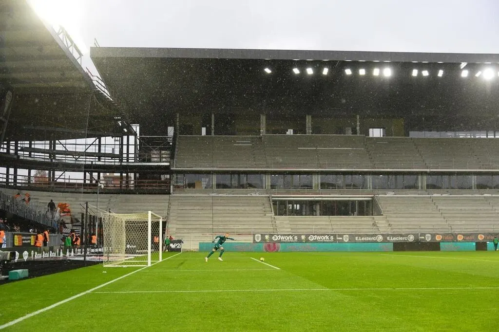 Angers. Tribune Saint-Léonard du stade Raymond-Kopa : Angers-SCO aura ...