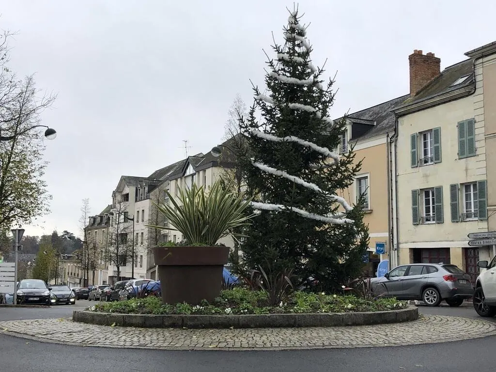 Château-Gontier. Les décorations de Noël prennent forme - Laval.maville.com