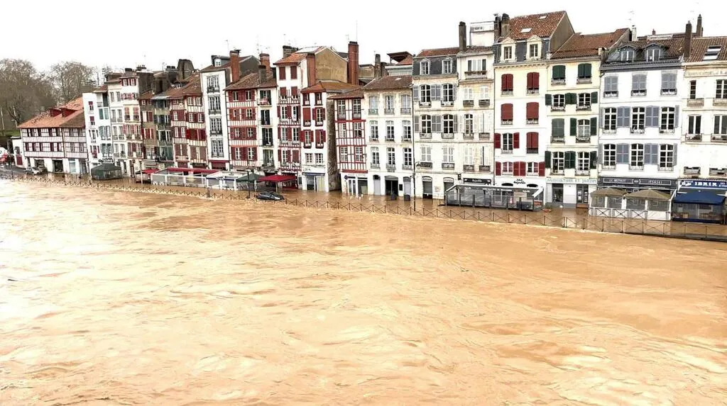 EN IMAGES. Routes barrées, évacuations... Des inondations ...