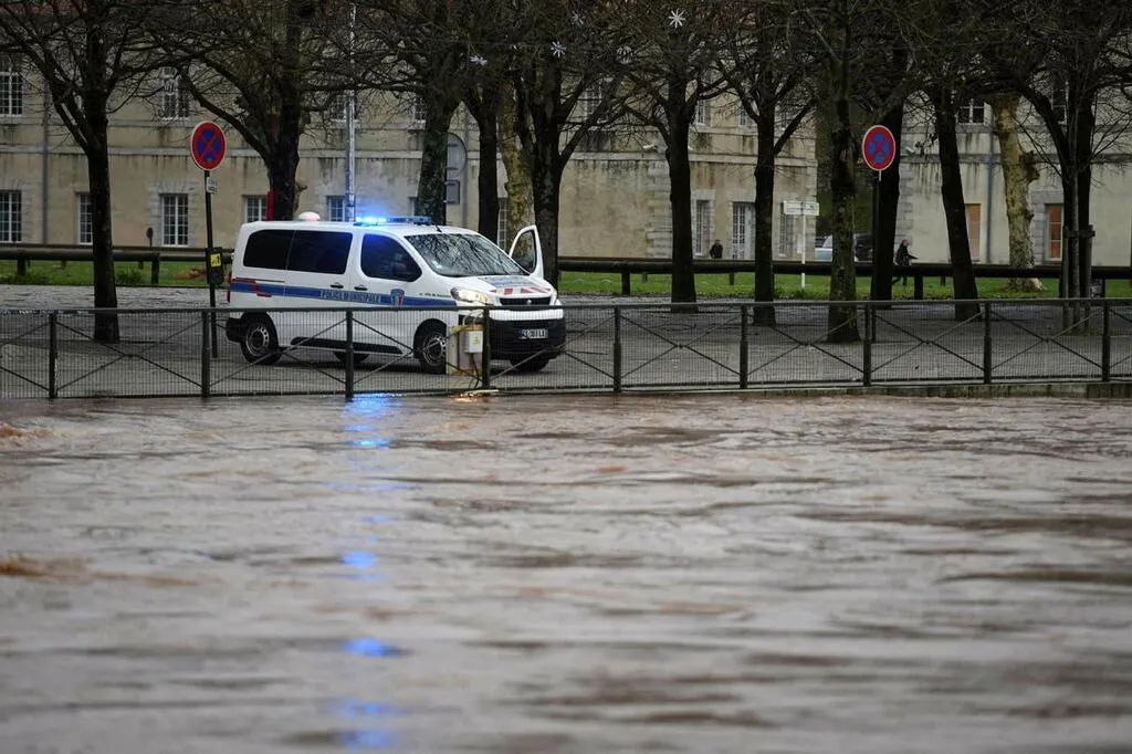 EN IMAGES. Routes barrées, évacuations... Des inondations ...