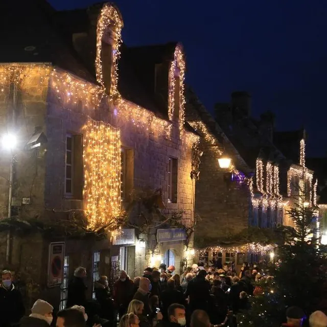 La foule à Locronan pour le premier dimanche illuminé - Brest.maville.com