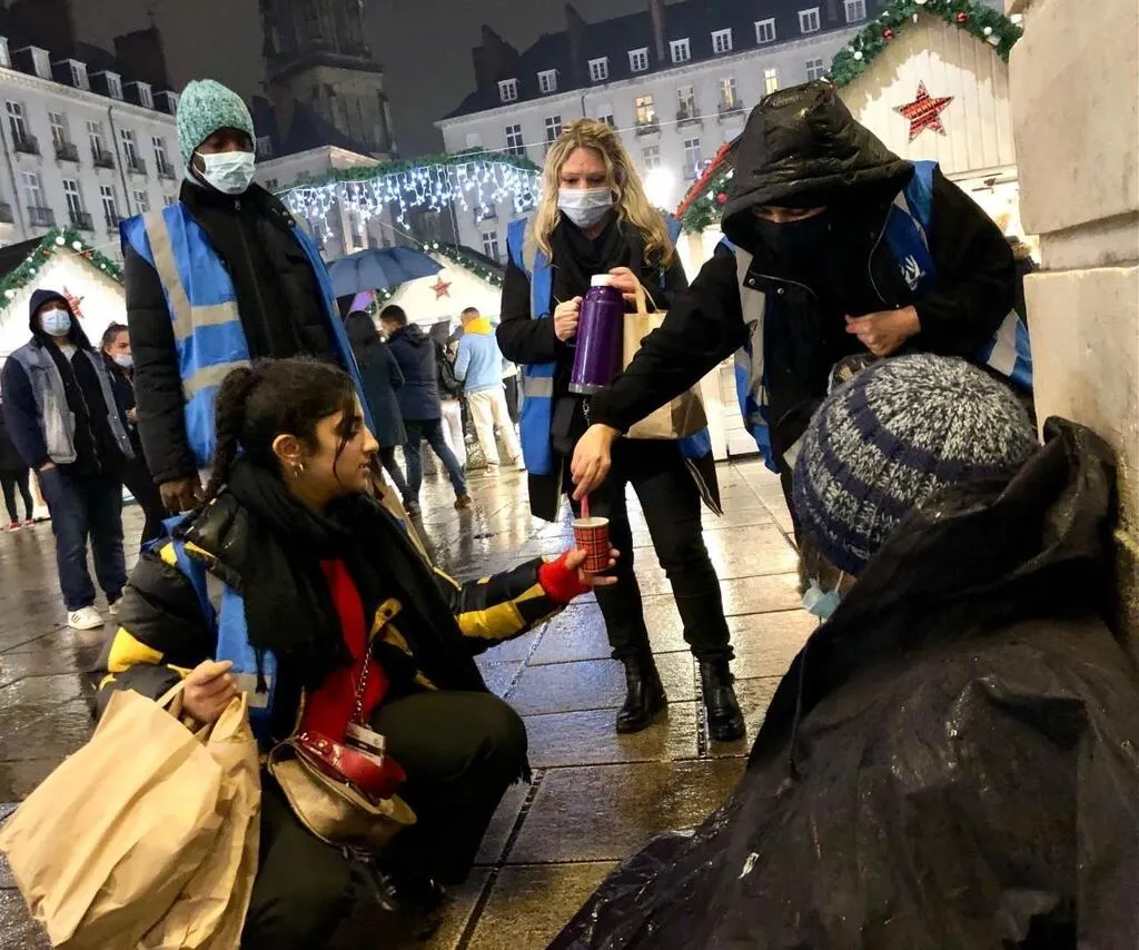 REPORTAGE. Les jeunes de Bellevue apportent repas et chaleur aux sans ...