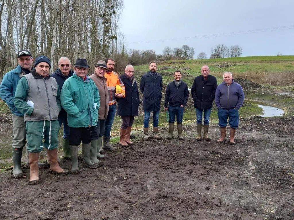 Noyant-Village. Le ruisseau de la Boudardière, affluent du Lathan ...