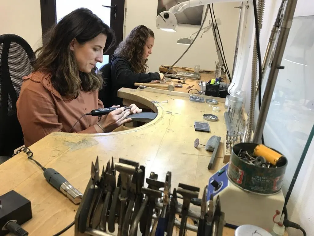 La Baule. La joaillière sur-mesure et son trophée d’excellence - La ...