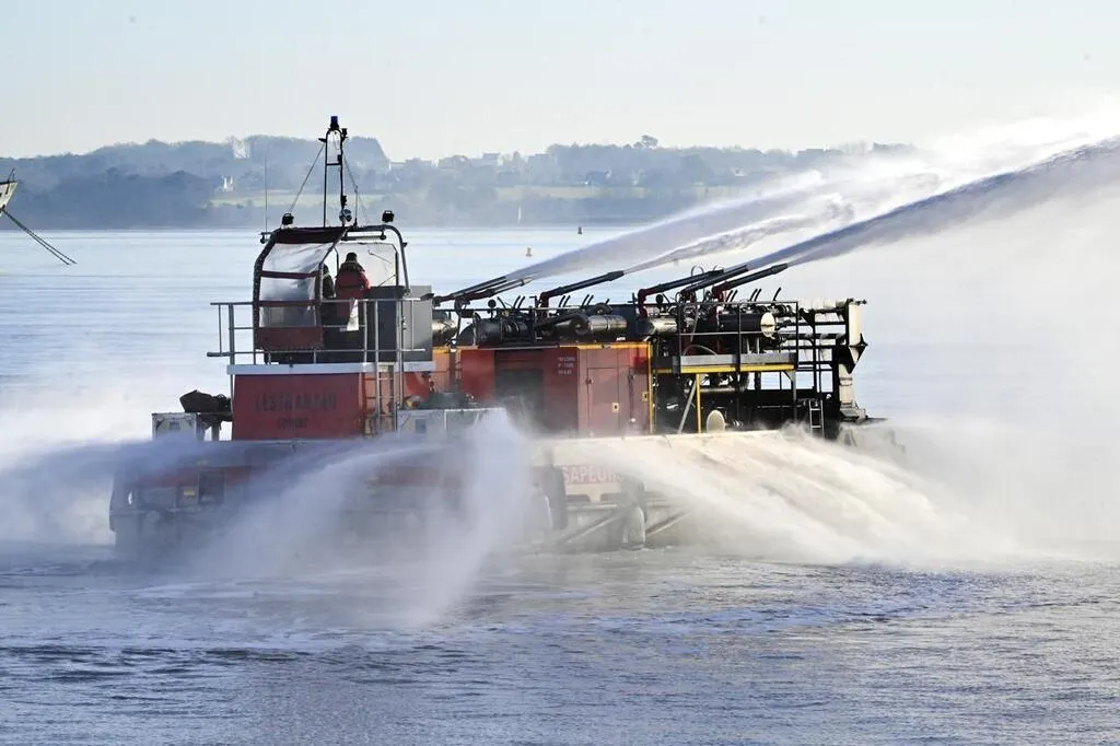 Lorient. « Lestr an Tan », la barge des pompiers, peut accoster au plus ...