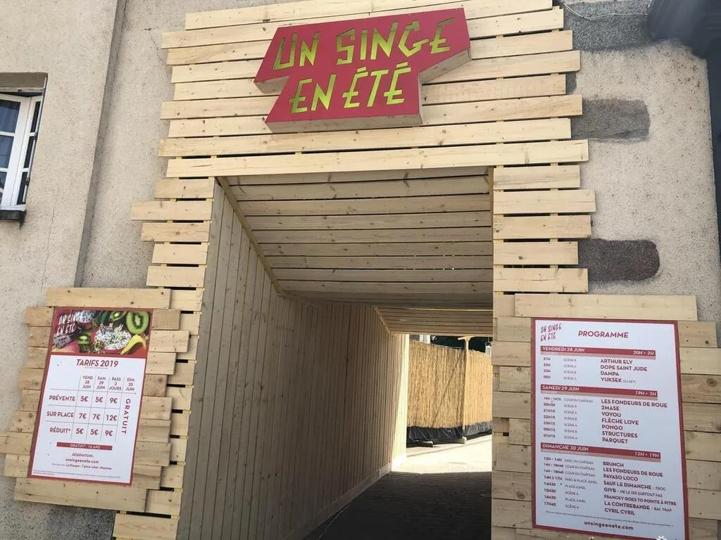 À Mayenne. Le festival de musiques et d’art de rue Un singe en été ...