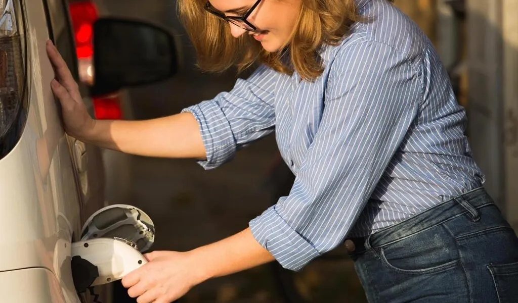 Le plus grand parking pour voitures électriques de France est ...