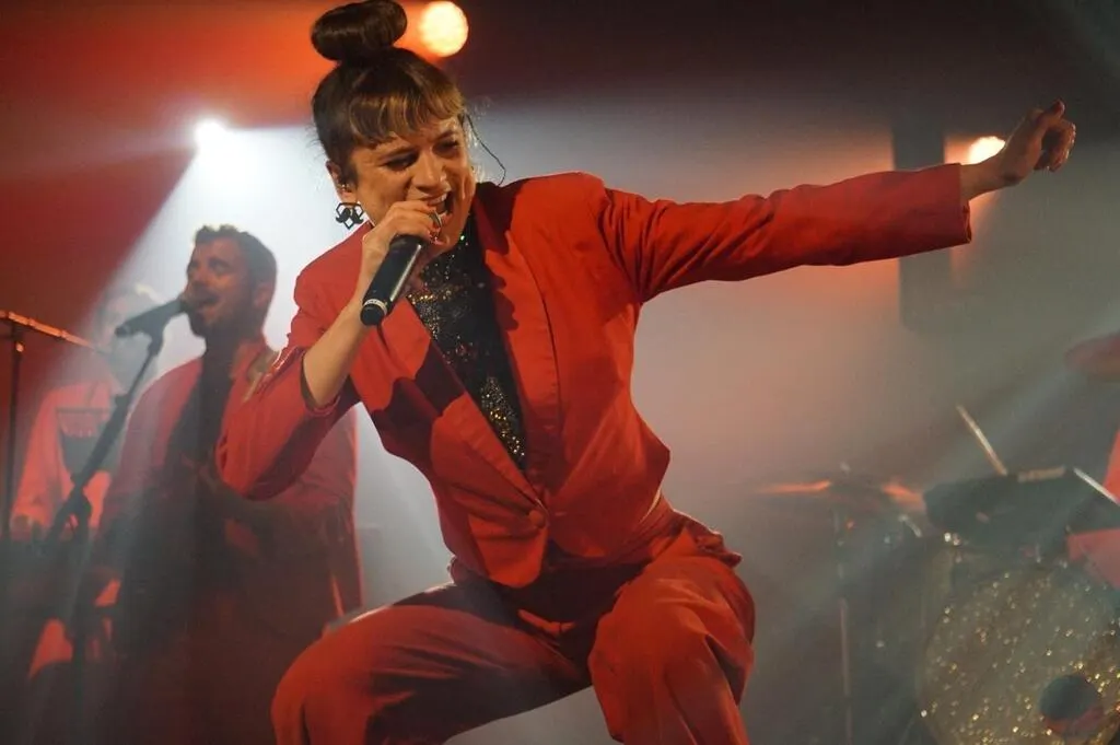 Le Mans. Le groupe Deluxe galvanise 1 000 spectateurs à l’Oasis - Le ...