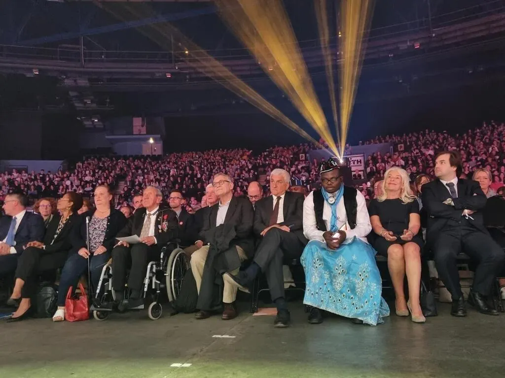 Sam Itauma reçoit le Prix Liberté au Zénith de Caen devant plus de 2000 ...