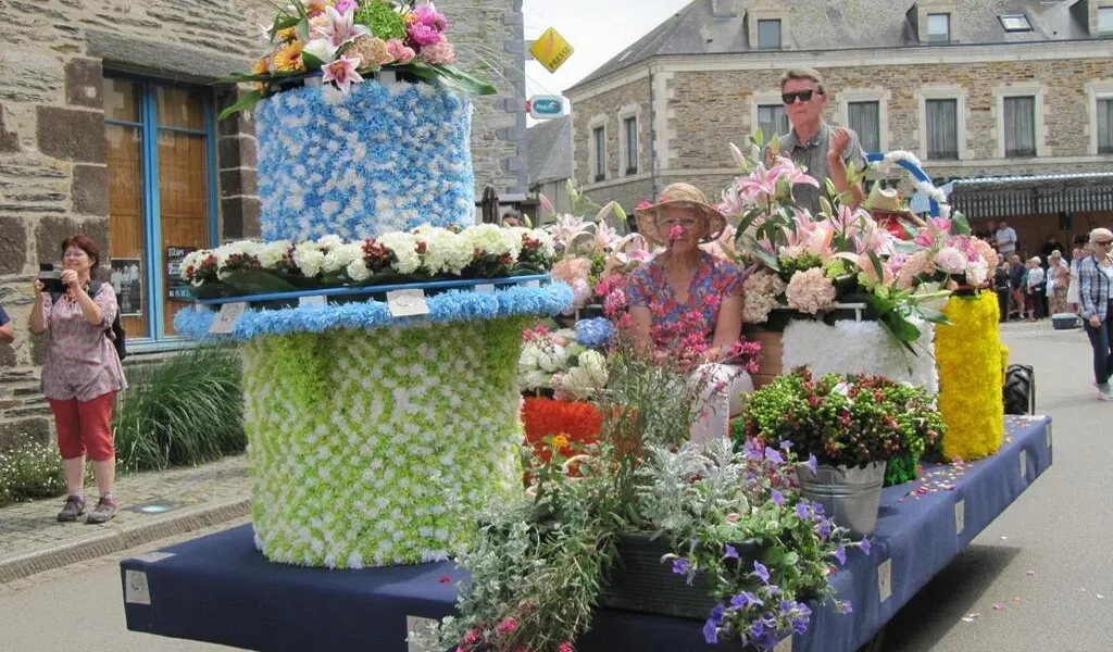 La Gacilly. Un voyage à travers le temps à la Fête des fleurs - Pontivy ...