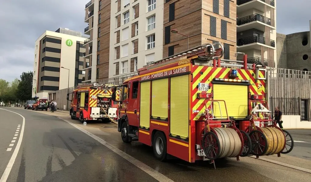 Le Mans. Une voiture s’embrase dans un parking aérien, 21 sapeurs ...